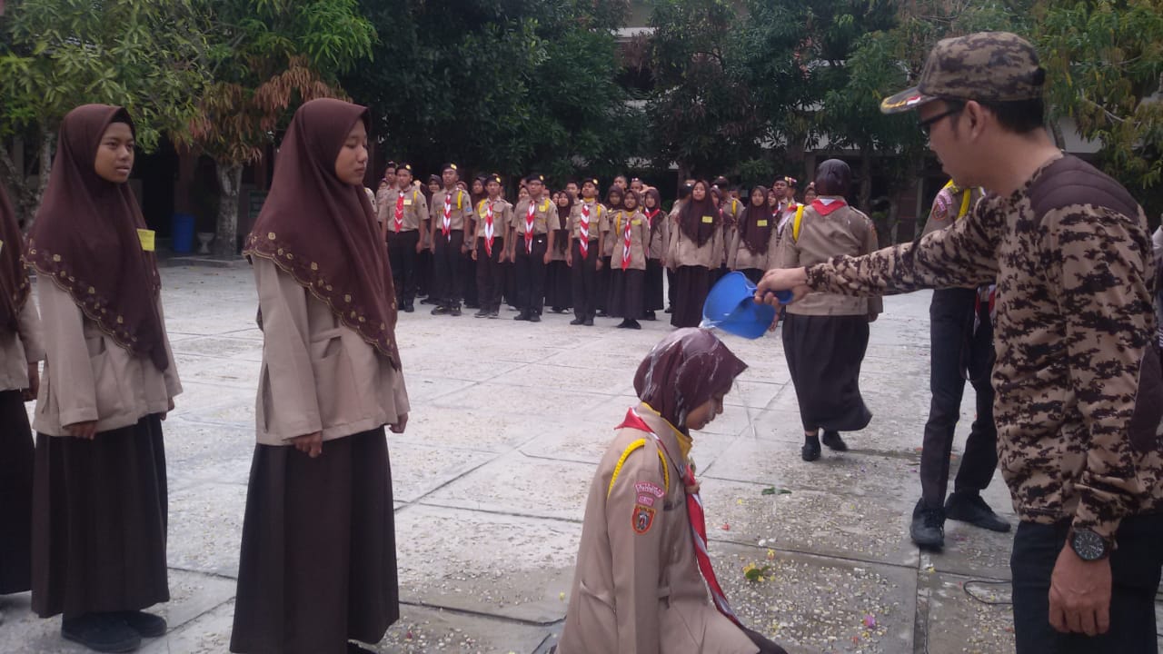 Tradisi Mandi Kembang Bagi Anggota Baru Pramuka – Gerak Kalteng