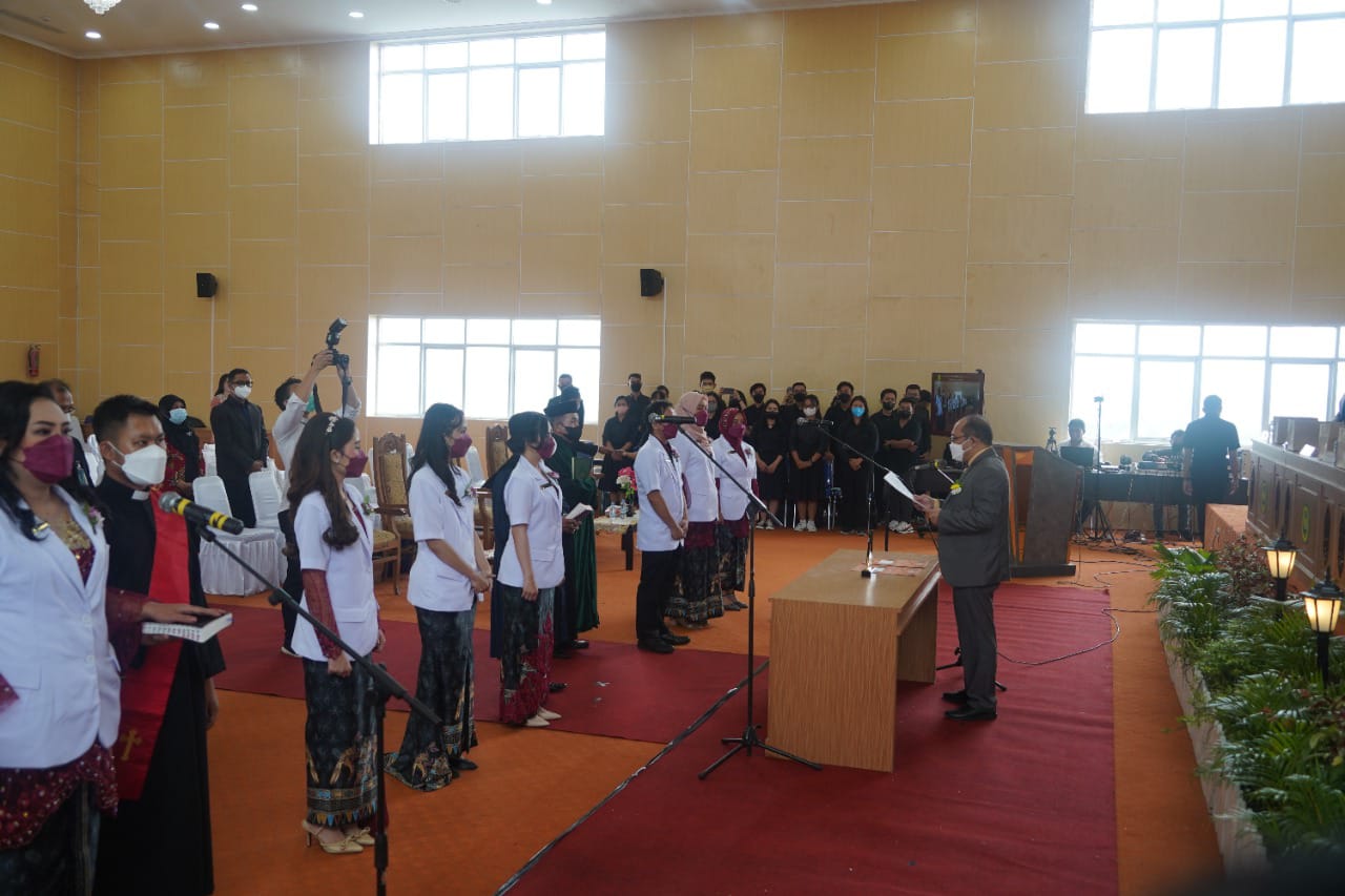 Dokter Lulusan UPR Resmi Dilantik – Gerak Kalteng