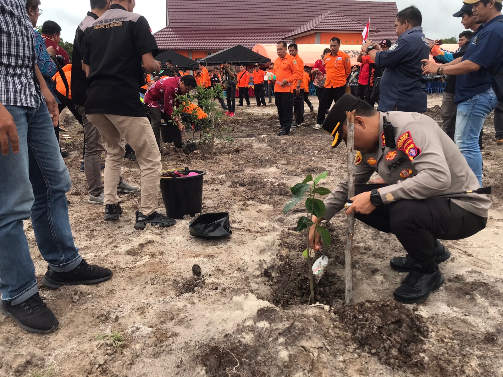 Kapolres Katingan Ikut Menanam Pohon Usai Peresmian Kantor BPBD – Gerak ...